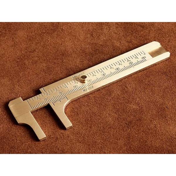 真鍮無垢で出来たノギスです。ポケットにも収まるミニサイズとなります。メモリは上部がインチ、下部がセンチと分けれております。インチは3.25まで、センチは8センチまで計測出来ます。※注意※精密な測量器具ではありません。あくまでも、おもちゃの範...
