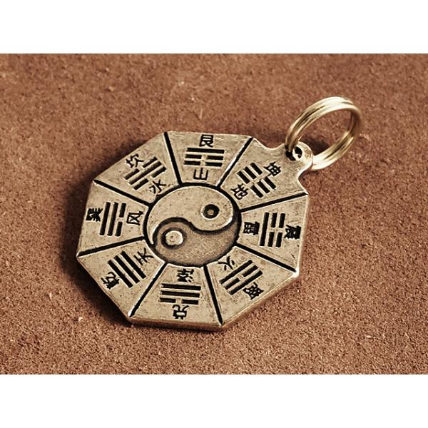 真鍮で作られたのペンダントトップです。古代中国の8つの基本図像の八卦がデザインされています。裏表は別々のデザインとなります。ペンダントトップは勿論、キーホルダーとしても活用できます。付属として真鍮二重リングを付けております。チャームとのバラ...