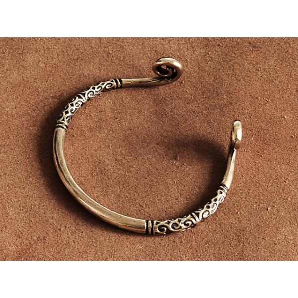 真鍮のブレスレットです。側面にはネイティブ調のデザインが2か所あります。先端はねじったデザインで立体感があります。細身のデザインでスタイルや性別を問わない、ベーシックさが魅力です。※開口部は多少のサイズ変更が可能です。サイズ内径（開口含まず...