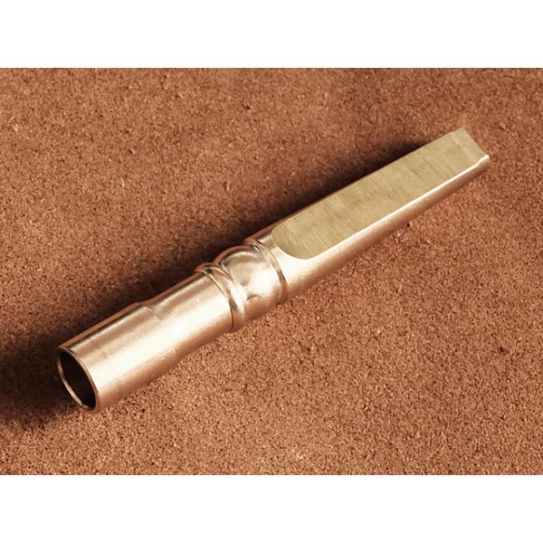 真鍮で出来たシガレットホルダーとなります。中のフィルターは分解が可能で、洗浄もできます。※一般的な太さ8mmのタバコが装着できます。※キングサイズ、スリムタイプは装着できません。※擦れや傷がありますので、予めご了承ください。■素材真鍮■サイ...