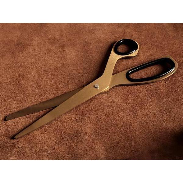 光沢のあるゴールドが綺麗なハサミです。ステンレスにゴールドのメッキ処理を行っております。ハンドルはラバー仕様となっており、使いやすくなっております。※注意※海外製品の為、接着剤跡があります。■素材ステンレス■サイズ長さ19.5ｃｍ