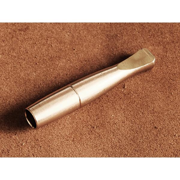 真鍮で出来たシガレットホルダーとなります。中のフィルターは分解が可能で、洗浄もできます。※一般的な太さ8mmのタバコが装着できます。※キングサイズ、スリムタイプは装着できません。※擦れや傷がありますので、予めご了承ください。■素材真鍮■サイ...