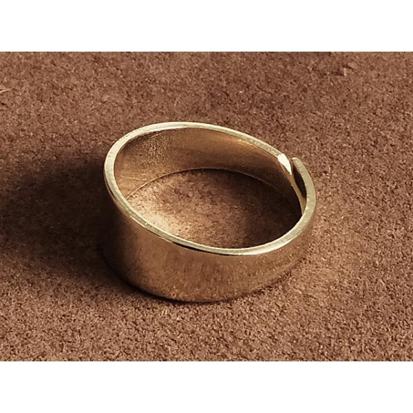 真鍮で出来た指輪となります。途中で途切れており、輪を開いたり閉じたりすることで、サイズ調整がある程度可能となっております。内径16mm（10号）〜19mm（19号）まで対応可能です。※リングは16mmでお届けします。サイズ調整はご自身でお願...