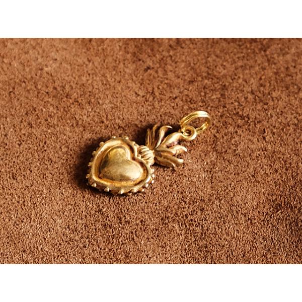 真鍮で作られたのチャームです。エンブレムのようなハートがデザインされています。極小サイズの二重リングを付けております。チャームとのバランスもとれ、良い雰囲気となっています。※注意※非常に小さなチャームです。取り扱いにはご注意ください。■素材...