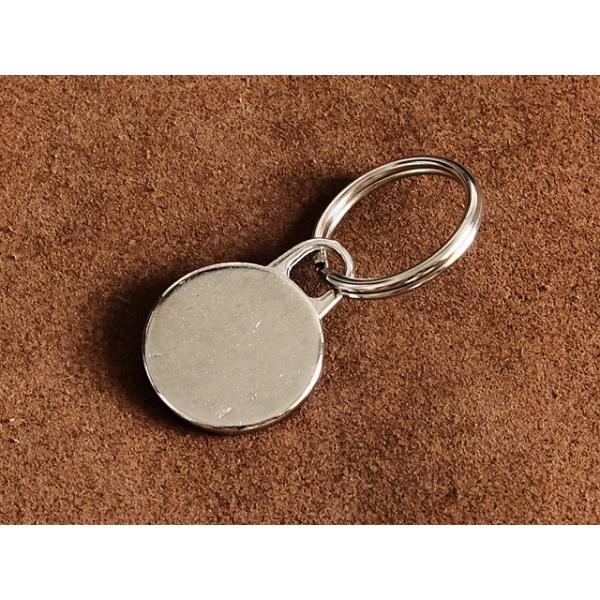 ニッケル製のチャームキーリングです。円形の引手デザインとなります。チャームとしてや、ファスナーパーツにも。付属で鉄製二重リングを装着しています。■素材チャーム/ニッケル二重リング/鉄■サイズチャーム長さ/2.5cm（カン含む）横幅/2cm重...