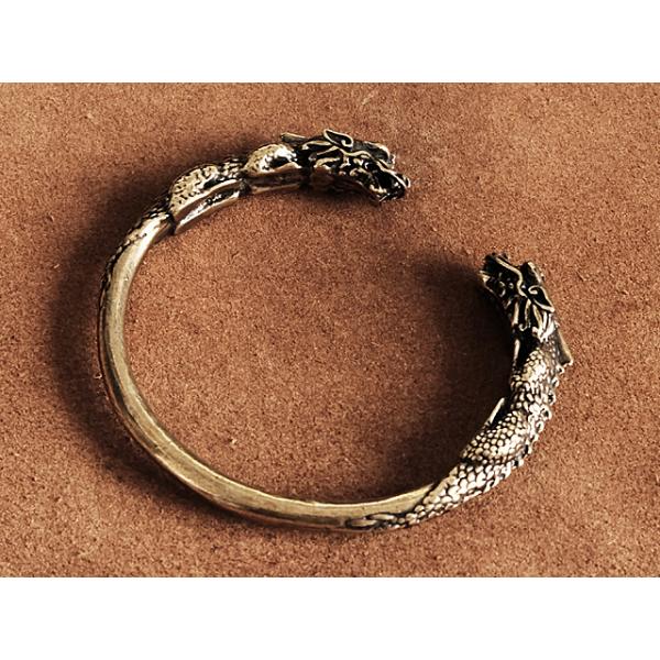 真鍮のブレスレットです。ドラゴンの顔が先端にデザインされています。細身のデザインでスタイルや性別を問わない、ベーシックさが魅力です。※開口部は多少のサイズ変更が可能です。サイズ内径（開口含まず）/15cm開口/2.5cm