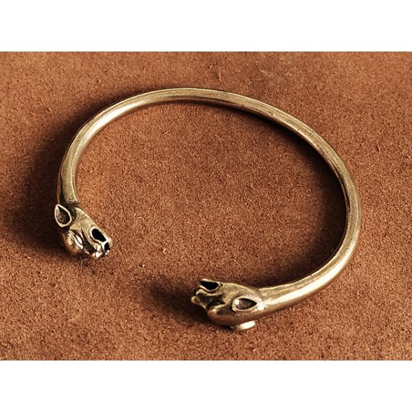真鍮のブレスレットです。先端には犬の顔が両箇所デザインされています。細身のデザインでスタイルや性別を問わない、ベーシックさが魅力です。※開口部は多少のサイズ変更が可能です。サイズ内径（開口含まず）/15cm開口/2.5cm