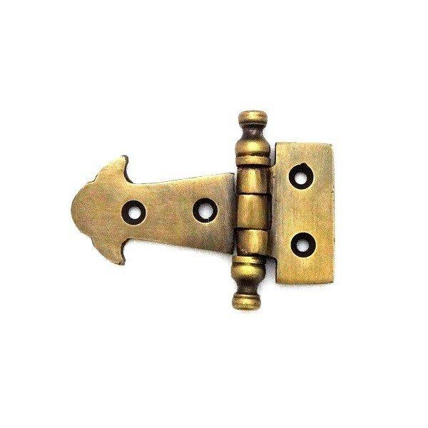 蝶番 V050サイズ：幅61x高さ46mm材質真鍮カラーアンティークゴールド(color:antique)付属品木ねじ（鉄製、ブロンズ色）　長さ16ｍｍその他に長さ13ｍｍ、16ｍｍ、20ｍｍ、25ｍｍを用意しています。ご注文時に長さ指定が...