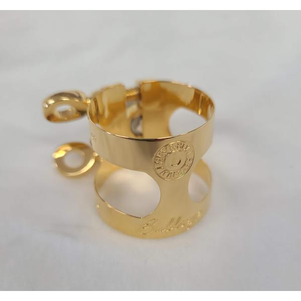 ブルズＥＸ最大の効果。それは今まで逃げていたリガチャー中央部の振動を抑えることにより、その結果、●　音の立ち上がりが良い●　リードの消耗度が減る●　バランスがよくなる●　マウスピースの個性を生かす●　音のムラがなくなるの特性を持つことに成功...