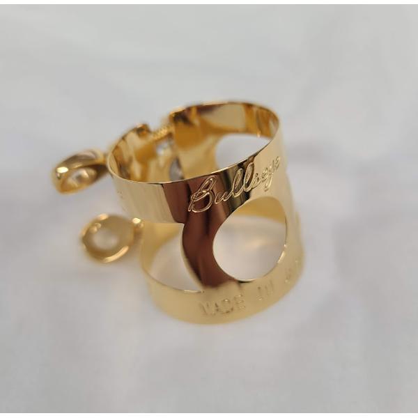 ブルズＥＸ最大の効果。それは今まで逃げていたリガチャー中央部の振動を抑えることにより、その結果、●　音の立ち上がりが良い●　リードの消耗度が減る●　バランスがよくなる●　マウスピースの個性を生かす●　音のムラがなくなるの特性を持つことに成功...