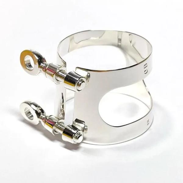 逆締めリガチャーのナチュラルなサウンドリードへの設置面が「金属プレート」であることにより、どんな形状（メーカー）のリードにもスクリューを締める事でフィットし、振動をサポートします。さらに倍音を抑えることなく伸び伸びとした音色を形成します。自...