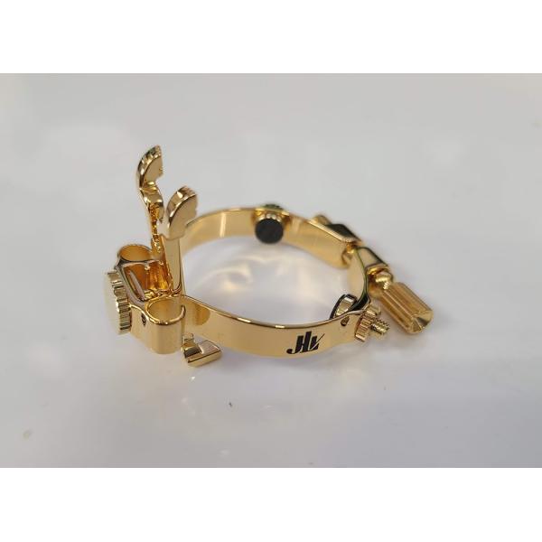 リードを最大限に振動させることを目指して開発された画期的なデザインのリガチャー。マウスピースとの接点は2点のみ、リードは4点のプレートで固定します。このプレートの上下の位置や押さえる強さを微調整することで、様々なリードのコンディションに対応...