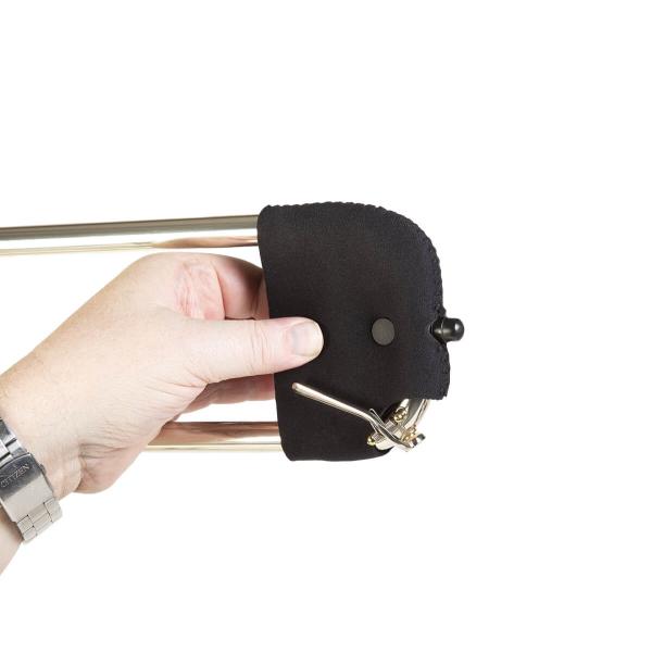 ソフトなネオプレン素材でスライド先端を擦り傷や衝撃からやさしく保護。テナー 〜 バストロンボーンまでほぼ全ての楽器に適合します。2つのボタンで簡単に装着でき、しっかりと固定できます。また、かさばらないので、装着したままケースに収納できます。...