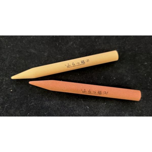 ♭ふらっ砥スティック【尖砥〜せんと〜】は、片端の形状を鉛筆の先のように尖らすことで、作業箇所を見易くしました。サイズ：100×9.5mm「♭ふらっ砥シリーズ」は乾式で使える様、弊社が独自開発した砥石です。もちろん湿式での使用も可能です。シン...