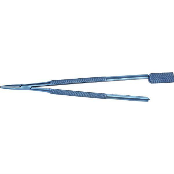 この替刃ホルダーは、メス用替刃をメスホルダーに安全かつスムーズに取り付けるために用いる道具です。グリップ側先端にはロック機構があり、替刃を挟んだままにできるので、替刃の取り付けが容易に行えます。チタニウム製手術器具はステンレス製よりも、強く...