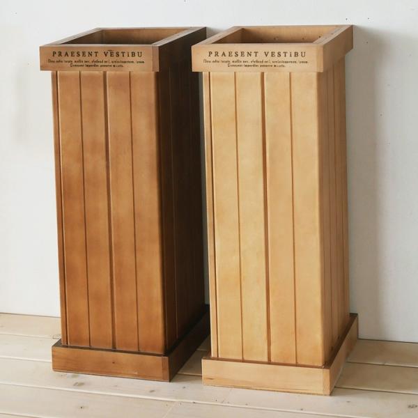 北海道で製作しています木のぬくもりたっぷりの傘立て中にはプラスチック製の水受け皿が入っています傘のサイズによって異なりますが、一般的な大人用傘が6〜8本入ります■商品サイズ　　約 横幅195×奥行195×高さ500mm　（板の厚みなどで、多...