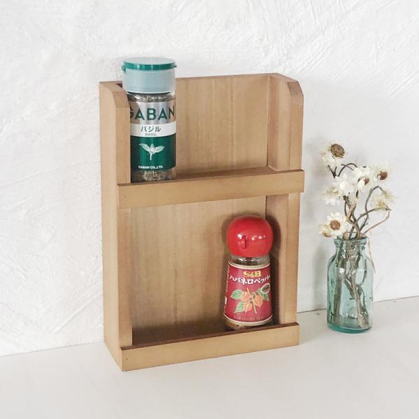 北海道で製作されています。ゴチャゴチャしがちな市販の小さな調味料ボトルもスッキリ収納できますお料理の際によく使う調味料など、一度に収納できて便利です奥行スリムタイプなのでキッチンで邪魔になりません（商品写真では、いろいろなメーカーの　調味料...