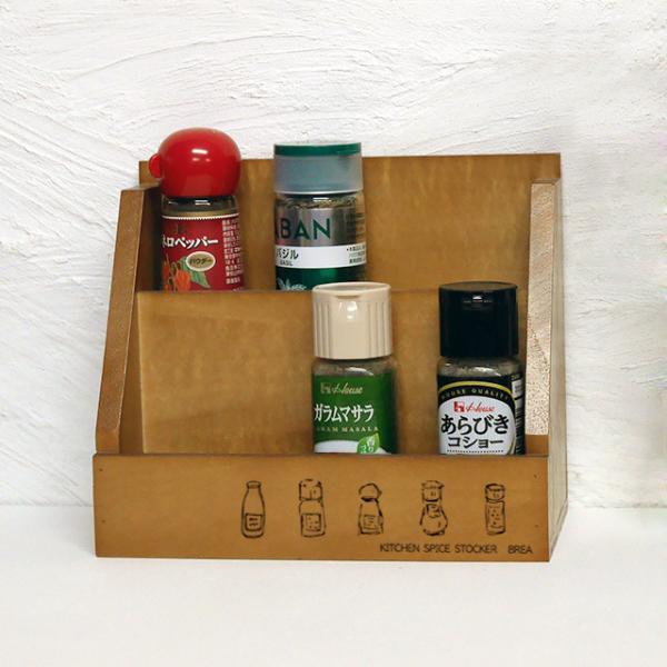 北海道で製作しています手描きでデザインされたカップ柄やスパイスビン柄のかわいいイラスト入り表面はキッチンで汚れにくいようにクリアー仕上げしていますゴチャゴチャしがちな市販の小さな調味料ボトルもスッキリ収納できますお料理の際によく使う調味料な...