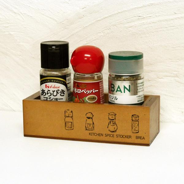 北海道で製作しています手描きでデザインされたカップ柄やスパイスビン柄のかわいいイラスト入り表面はキッチンで汚れにくいようにクリアー仕上げしていますゴチャゴチャしがちな市販の小さな調味料ボトルもスッキリ収納できますお料理の際によく使う調味料な...