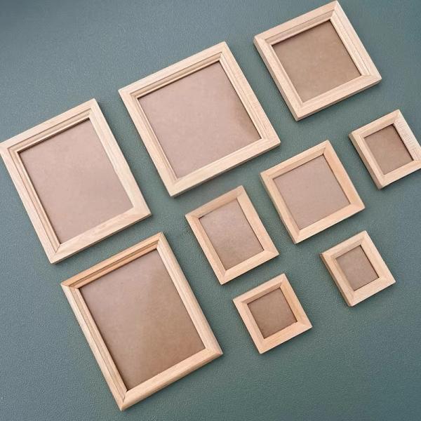 ミニチュア好き必見！未塗装の木製フォトフレームで、ドールハウスやスケールモデルの装飾にぴったりなDIYアクセサリーです。素朴なナチュラル素材なので、アクリル絵の具やデコパーツで自由にカスタマイズ可能。背板と透明パネル付きで、中に写真や手作り...