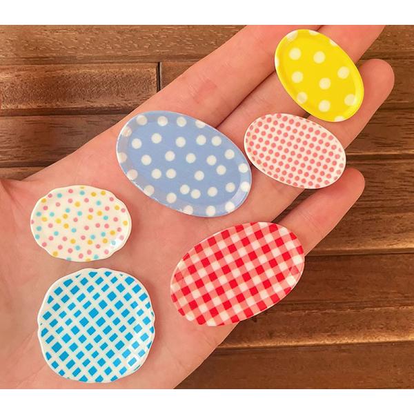 ドールハウスの世界観をぐっと引き立てる、リアルで可愛いミニチュア食器６枚セットが登場！1/6・1/8・1/12スケール対応で、BJDやOB11など多くのドールにぴったりフィット。格子＆水玉模様が施されたプレートは、食卓シーンの演出やミニチュ...