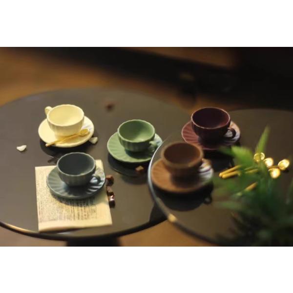 アンティーク調の風合いが魅力のミニチュアコーヒーカップセットは、ドールハウスやカフェ風ディスプレイにぴったり！OB11・BJD・ブライスなど1/12スケールドールに対応し、リアルな質感と繊細な造形が楽しめます。カップとソーサー、そして小さな...