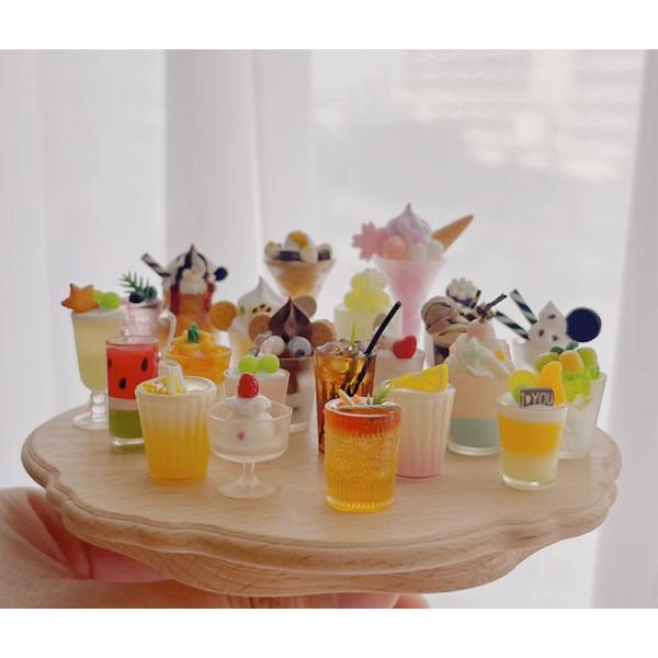 1/6ドールハウスの小物としてぴったりなアイスドリンク＆デザートです。ソフトクリームのふんわりとした質感や、シロップの滴りをリアルに再現！心がときめく色とりどりのデザインで、眺めているだけで癒されるクオリティ♪ハンドメイドで細部まで丁寧に作...