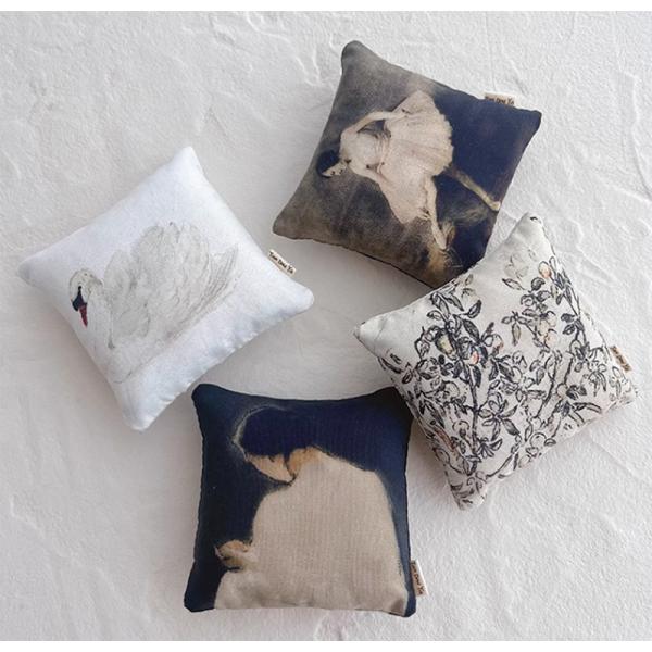 BJD（ボールジョイントドール）、ブライス、リカちゃんなど1/6サイズ人形との相性抜群なミニチュアクッションです。高級感と異国情緒を演出できる細やかなアートのような仕上がりで、個性豊かなデザイン。繊細なプリントやタッセルの装飾により、小さい...