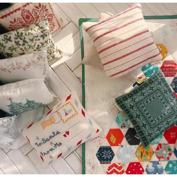 1/6サイズのBJD・ブライス・リカちゃんなどに最適な、クリスマスデザインのミニチュアクッションです。クリスマスや冬の季節感を感じさせるモチーフで、ホリデーシーズンを彩るディテールが小さな空間を温かく飾ってくれます。インテリアのアクセントと...