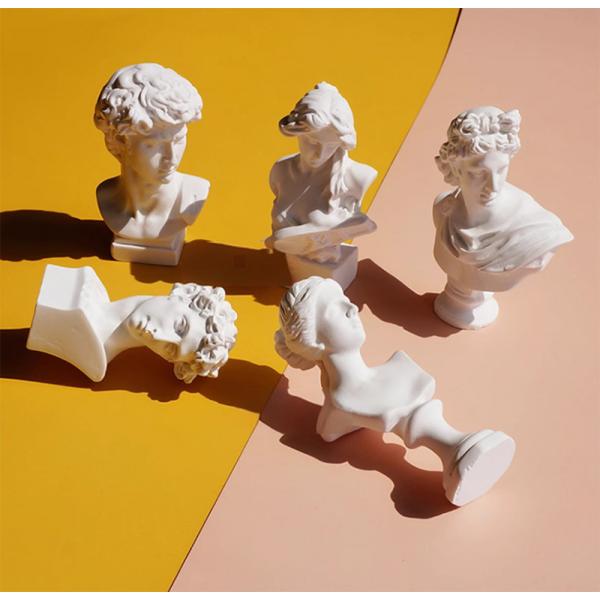 古代の芸術美を手のひらサイズで味わえるミニチュアの彫刻です。1/6、1/8、1/12のドールハウスにぴったりのサイズ感。コンパクトなサイズながら、細かなディテールまで丁寧に再現されており、見る者の想像をかきたてる存在感を放ちます。背景に合わ...