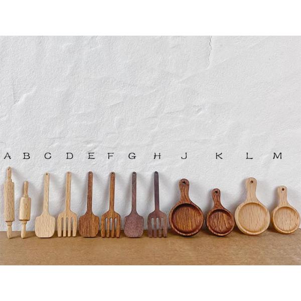 素朴な木の質感が魅力のキッチン用品のミニチュアモデルです。フライ返し、麺棒、フライパンなどのリアルなキッチン道具が揃っており、BJDやブライスのドールハウスに最適。台所やカフェ風ジオラマ、ミニチュア料理作品の演出など、さまざまなシーンで活躍...