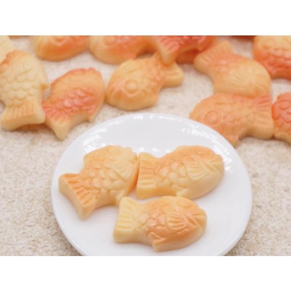 本物のような質感と焼き色が魅力。たい焼き風のミニチュアクッキーは、丁寧な造形と優しい色合いで、1/6スケールのドールハウスやBJDにぴったりのアクセサリーです。焼き目やウロコの模様までリアルに再現されており、和菓子屋・カフェ風ディスプレイに...