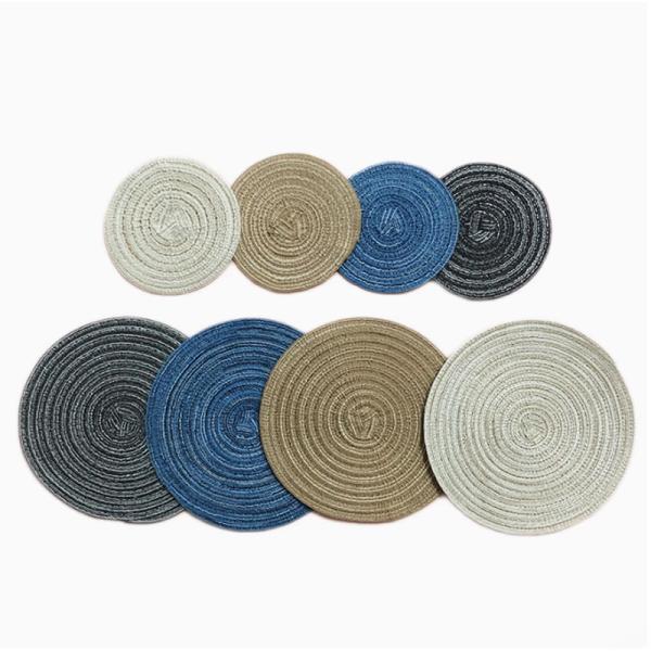 落ち着いたニュアンスカラーが魅力の円形ミニチュアカーペットです。模様の出方や質感に個性があり、まるで実際のインテリア雑貨をそのまま縮小したかのような仕上がり。ソファやテーブルの足元に敷いたり、キッチンや玄関の演出として取り入れたりと、幅広い...