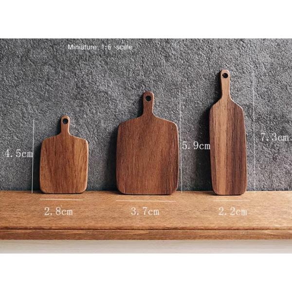 ミニチュアサイズの木製トレイ3点セットです。ナチュラルな木の質感が手に馴染むような温かみを持ち、角の丸みや厚みの微差が一枚一枚の表情を生み出します。ミニチュアパンや果物、スイーツなどを載せても違和感のないサイズ感で、カフェ風の演出や朝食シー...