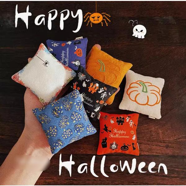 ハロウィン限定デザインのミニチュアクッションで、ドールハウスやBJD・ブライスの空間を可愛く演出◎かぼちゃ・おばけ・コウモリなど、ハロウィンモチーフの刺繍＆プリントがとってもキュート！ブラックやオレンジを基調にした布地が、シーズンムードを一...