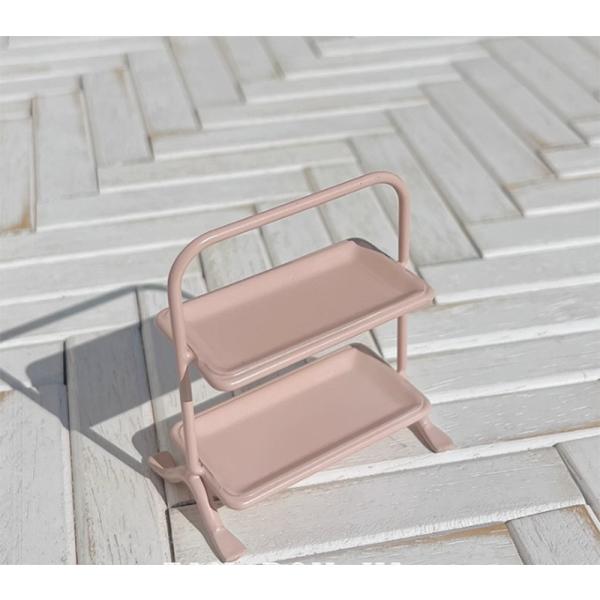 優しいパステルカラーで彩られた、ミニチュアサイズの2段式収納ラックです。柔らかなフォルムと丸みのあるデザインが印象的で、空間にほんのり甘さと可愛らしさを添えてくれます。高級感ある鉄製ながら、軽量で取り扱いやすいのも◎小物雑貨や本、ティーセッ...