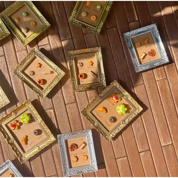 ドールハウスにぴったりな、可愛くてユニークなミニチュア壁画本物そっくりのビスケットやクッキーが飾られたアートパネルは、1/12スケールやOB11・BJDサイズの撮影小物・ディスプレイ雑貨に最適です。金縁フレームの高級感と、手作り粘土のリアル...