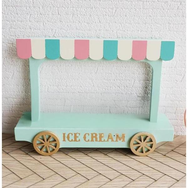 パステルカラーとレトロなデザインが目を引く、スノーコーン屋台風のスタンドです。ミニチュア家具としてだけでなく、ドールハウスのディスプレイや撮影小物にも最適！「ICE CREAM」の文字が可愛く、飾るだけで夏のワクワク感を演出します。ドールハ...
