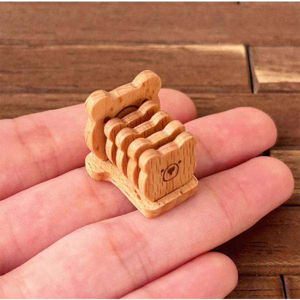 かわいらしい木製のベア型ミニチュアコースターセットは、ドールハウスやカフェ風ディスプレイにぴったりのアイテムです！リアルな質感と温もりある木目が特徴で、インテリア雑貨として飾っても存在感を放ちます。BJDドールやOB11サイズの人形と合わせ...