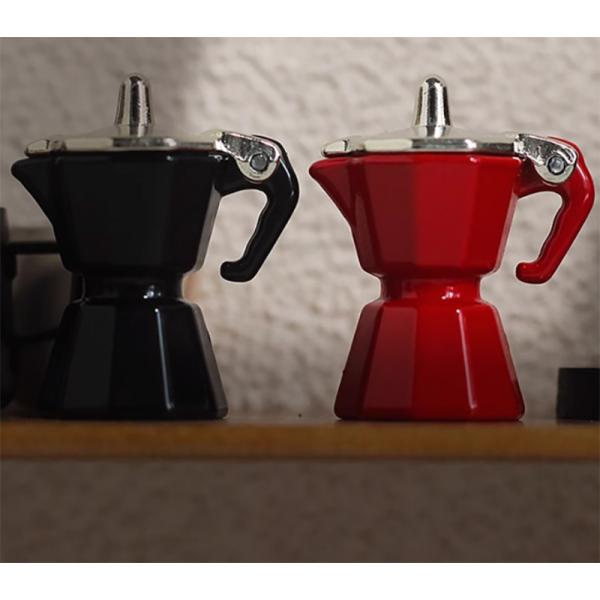 リアルな質感が魅力のミニチュアコーヒーポットは、ドールハウスのキッチンやカフェ風ディスプレイにぴったり！メタリックな合金製で、注ぎ口やフタ、持ち手まで細部を丁寧に再現しているため、まるで本物のような存在感があります。ドールハウス家具やミニチ...