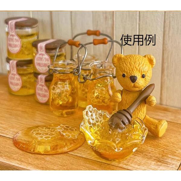とろりと溢れる琥珀色のハチミツをリアルに再現した、手作りのミニチュアハチミツ壺とハチミツブロック。透明感のあるツヤと、まるで本物のような濃厚な質感がドールハウスのシーンを一気に引き立てます◎BlytheやBJDなどのドール用小物としてはもち...