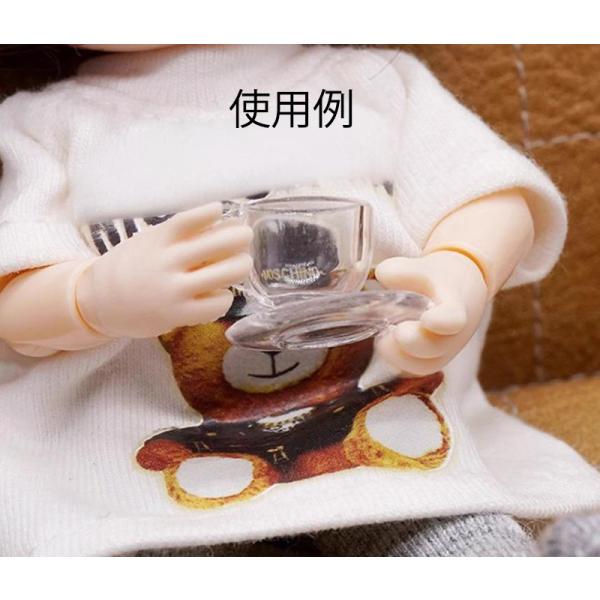 透明感のあるプラスチック製のミニチュア コーヒーカップ＆ソーサーセットは、1/12 BJDやOB11ドールにぴったりの可愛いカフェアイテムです。クリアな質感が光を反射し、ドールハウスのキッチンやカフェシーンをぐっとおしゃれに演出します◎パン...