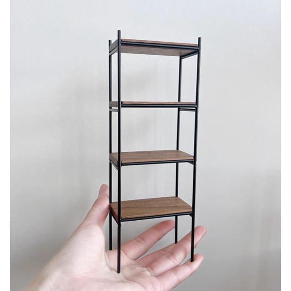 お部屋の世界観をぐっと引き立てる、鉄製のミニチュア収納ラックが登場しました。シンプルでスタイリッシュなワイヤーデザインは、1/6スケールのBJDやブライスのドールハウス家具にぴったり◎丈夫な金属フレームと木目調の棚板がリアルさを演出し、雑貨...