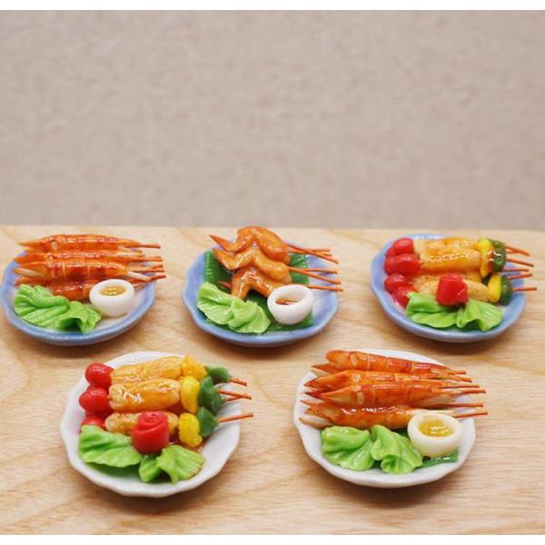 おしゃれでリアルなミニチュアフード、バーベキューセットが1/12スケールで登場！串焼きや野菜、付け合わせまで本物そっくりに再現され、まるで小さなお皿の上でBBQ気分が楽しめます。OB11やBJD、GSCのねんどろいどドールなど、幅広いドール...