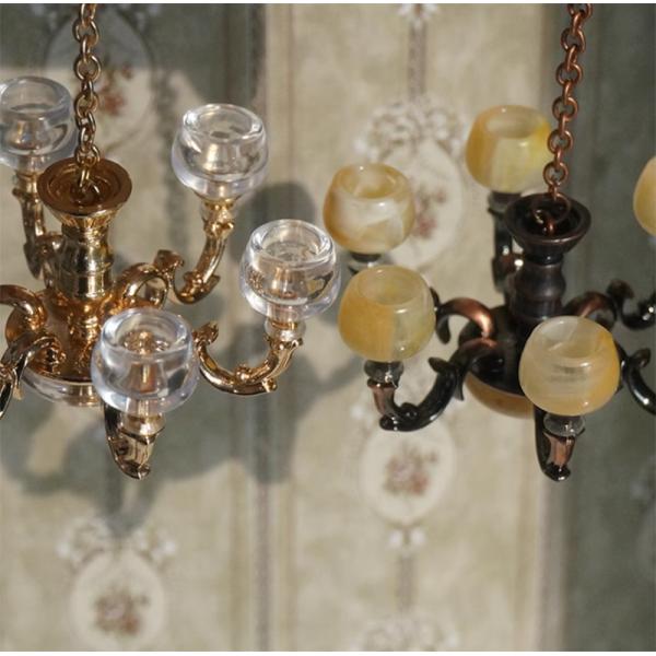 クラシックな雰囲気を漂わせるミニチュアシャンデリアは、ドールハウス家具や1/12スケールのインテリア小物として人気◎ 磁気式で簡単に取り付けでき、レトロで華やかな空間を手軽に演出できます。サロンやダイニングに吊るせば、高級感あふれるアンティ...
