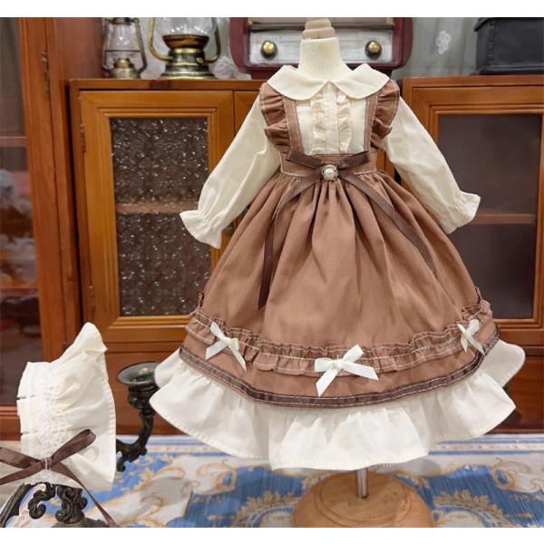 温かみのあるブラウンカラーが可憐な印象を与える、BJDドール用クラシカルロリータワンピースセットです。エプロン風のデザインに、清楚なラウンドカラーとリボンを組み合わせ、どこか懐かしいアンティーク感漂う一着に仕上げました。スカート部分は二段の...