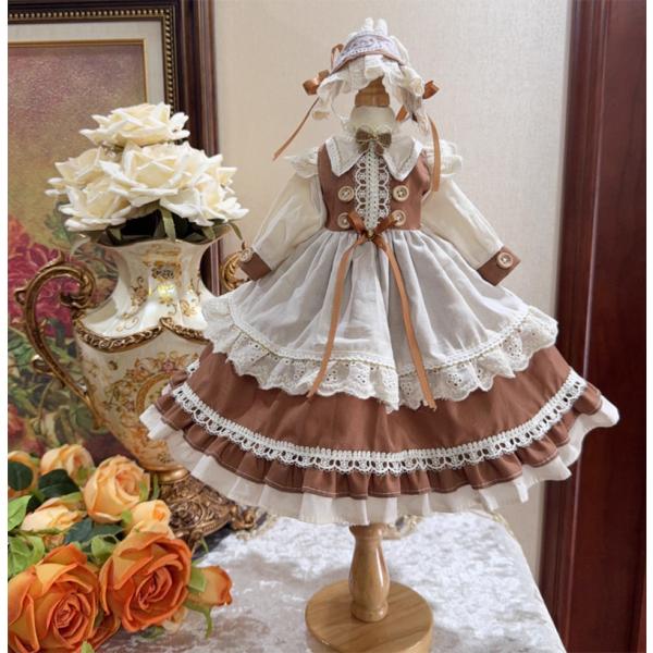 クラシカルな雰囲気漂うヴィンテージブラウンのエプロン風ワンピースセットです。上品なブラウン×アイボリーの配色に、レースとリボンを贅沢にあしらい、どこか懐かしいヨーロピアンロリータスタイルに仕上げました。胸元の装飾ボタンと繊細なレーストリムが...