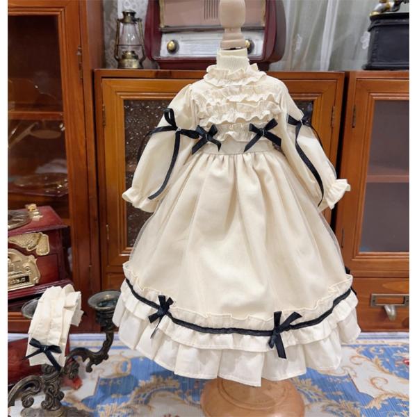 上品なベージュにブラックリボンをあしらった、クラシカルで可憐なロリータ風ワンピースとヘッドドレスのセットです。胸元から裾にかけて贅沢にあしらわれたフリルとギャザーが、柔らかな立体感を生み出し、お人形をより愛らしく演出します。袖や胸元の黒リボ...