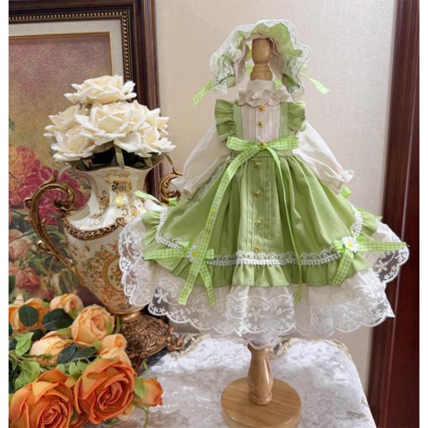 ナチュラルなグリーンとホワイトの配色が爽やかな、BJDドール用ロリータ風フォレストワンピース＆ボンネットセットです。胸元の金ボタンやギンガムチェックのリボン、裾の繊細なレースが上品で、まるで森の妖精のような可憐さを演出。ふんわり広がるスカー...