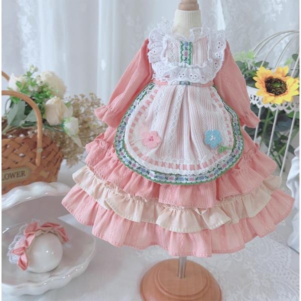 ほのかなピンク色が、おドールに優しく寄り添うような、レトロで可憐なBJDドール服ワンピースです。しなやかなレースのフリルが繊細な重なりを見せ、ヴィンテージな気品を添えます。スカートのベースは柔らかなピンク色。その上から、清楚な印象の白とグリ...